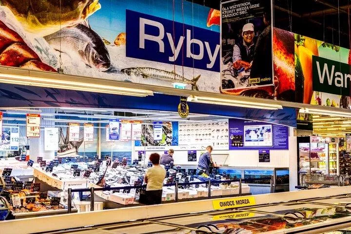 Zmniejszając opakowania wody Aro firma Makro Polska ograniczyła zużycie ...