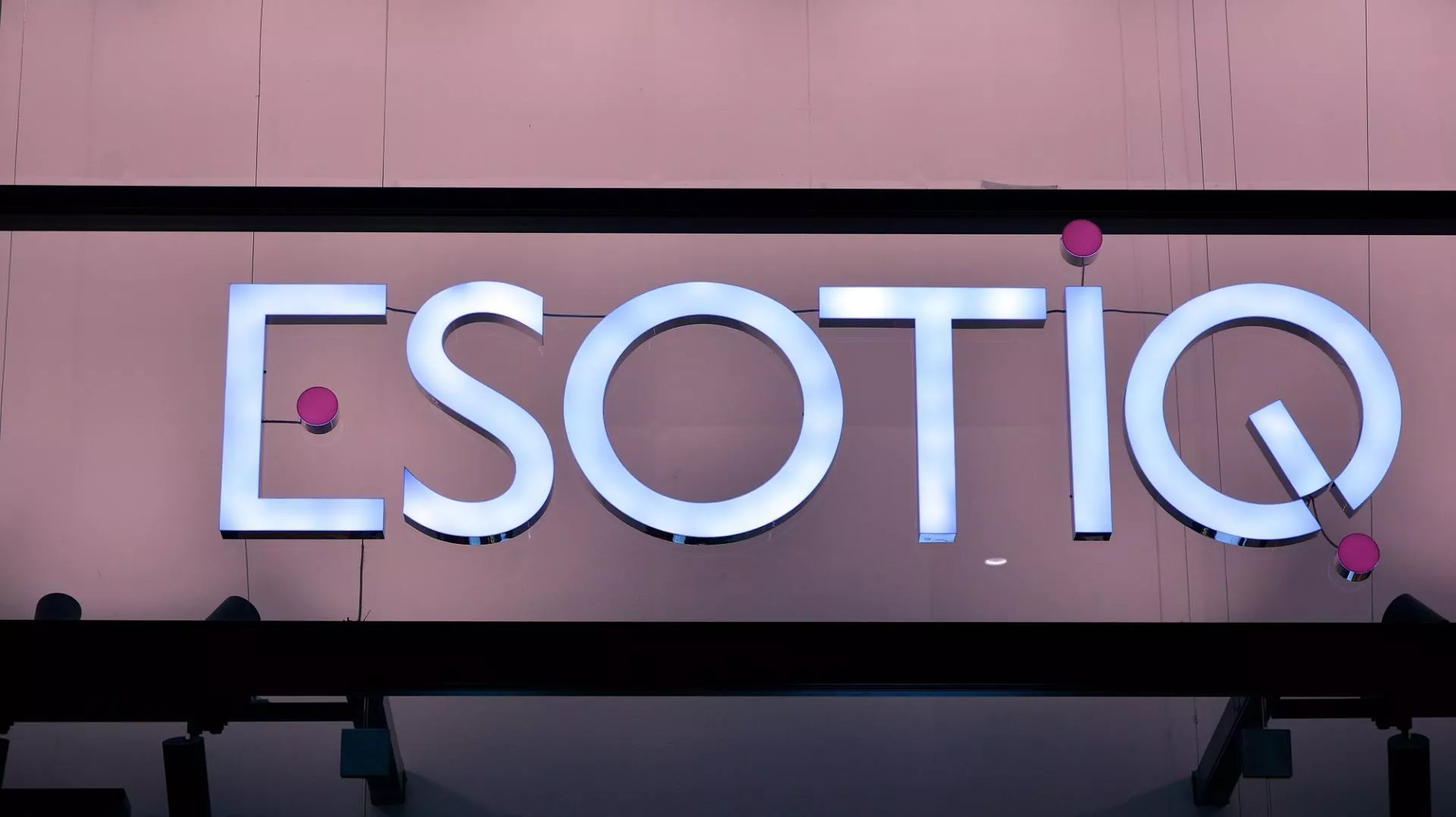 Esotiq & Henderson utrzymuje wysokie marże. Sieć na wszelki wypadek ...