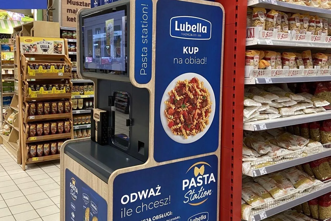 Kluski na woreczki. Maspex i Carrefour testują wspólnie refillomat z ...